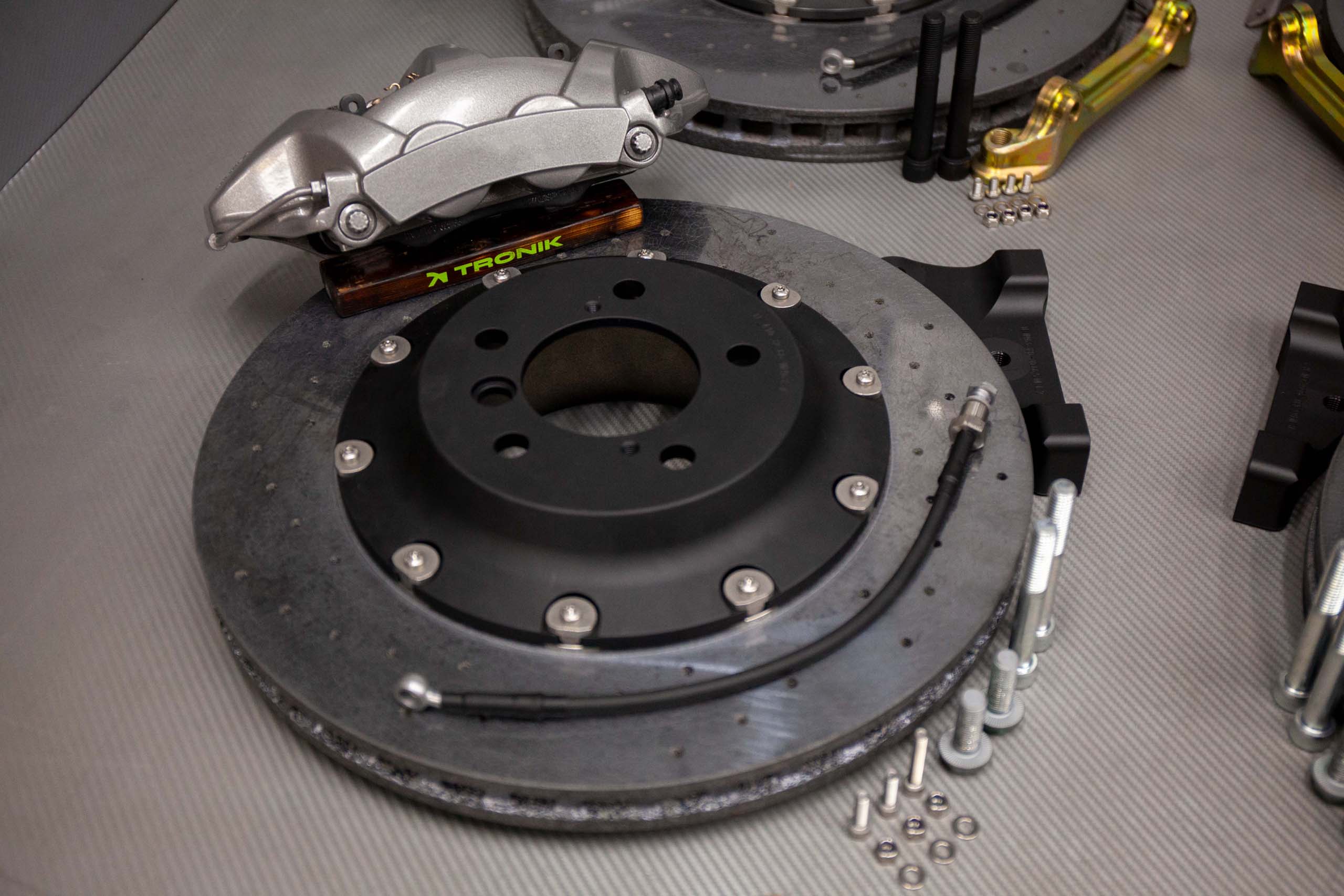 Mercedes-Benz G-class → Carbon ceramic brake system - TRONIK.AE