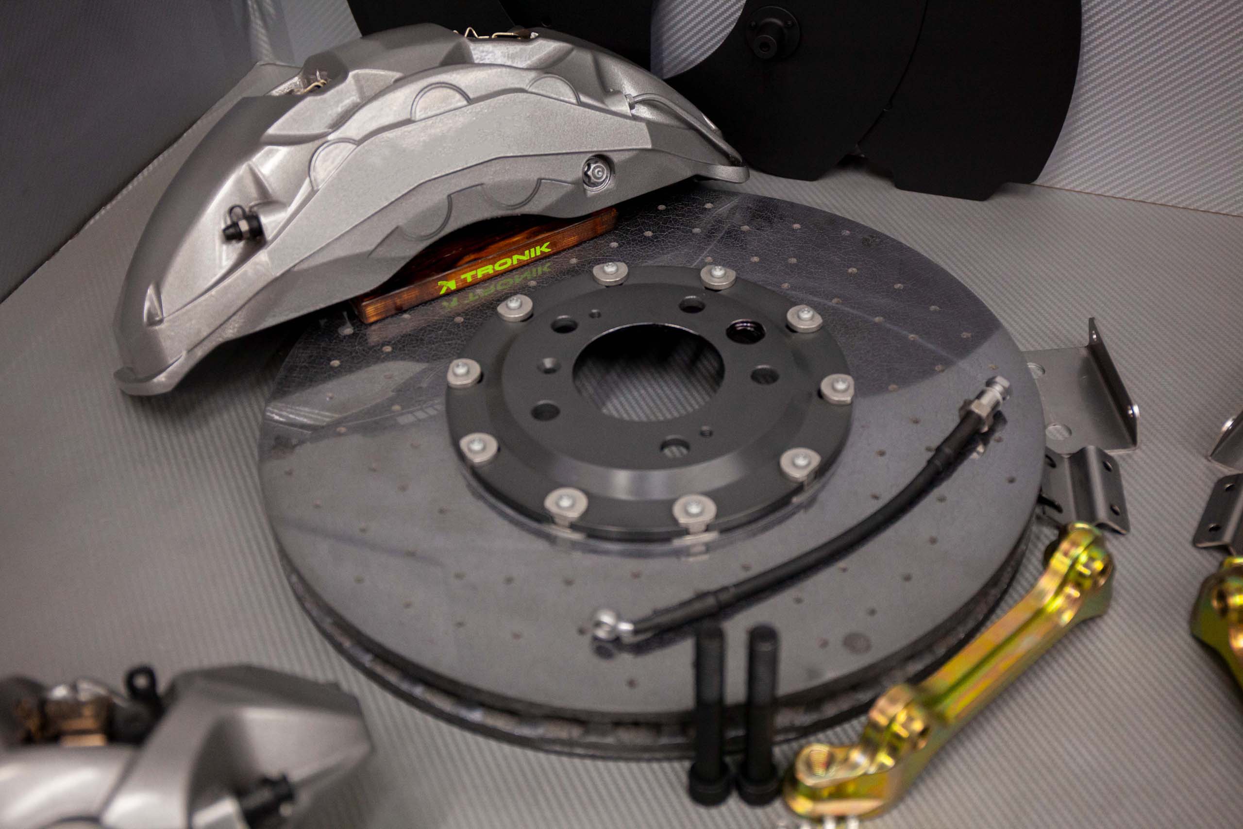 Mercedes-Benz G-class → Carbon ceramic brake system - TRONIK.AE