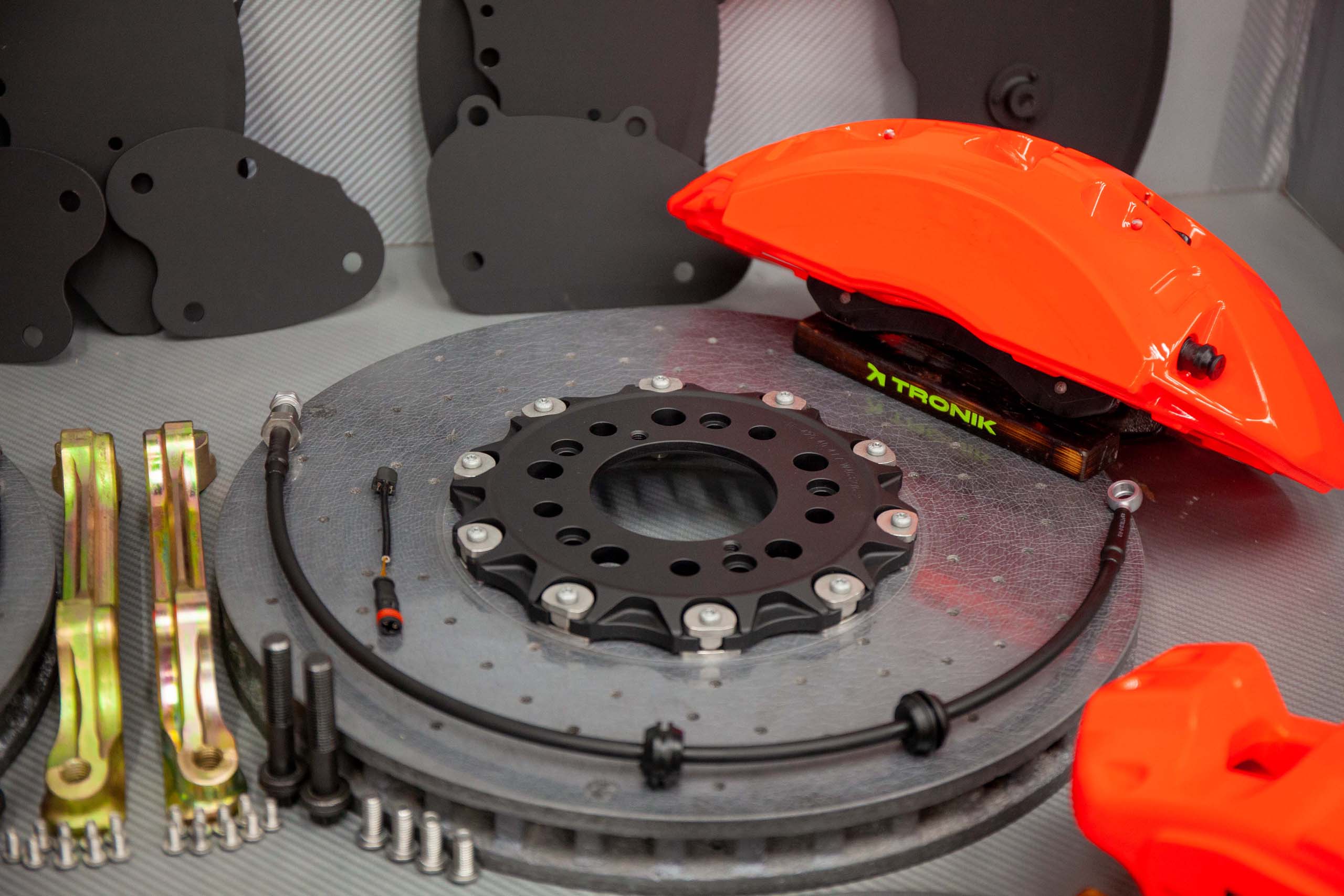 Mercedes-Benz G-class → Carbon ceramic brake system - TRONIK.AE