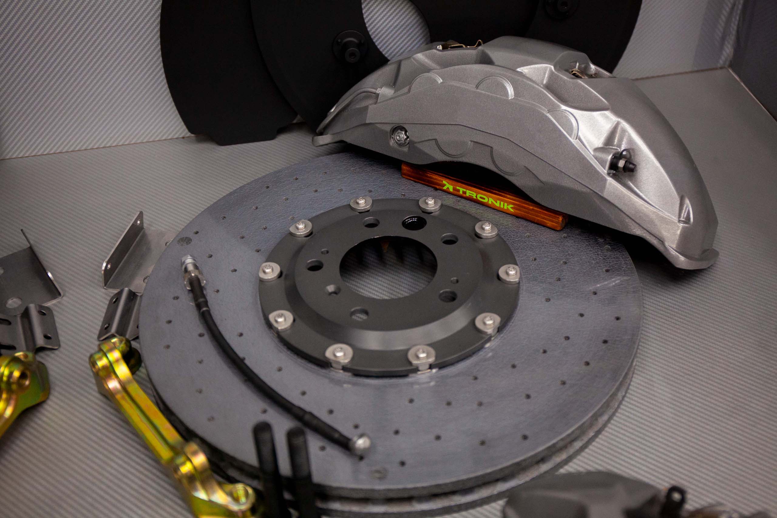 Mercedes-Benz G-class → Carbon ceramic brake system - TRONIK.AE