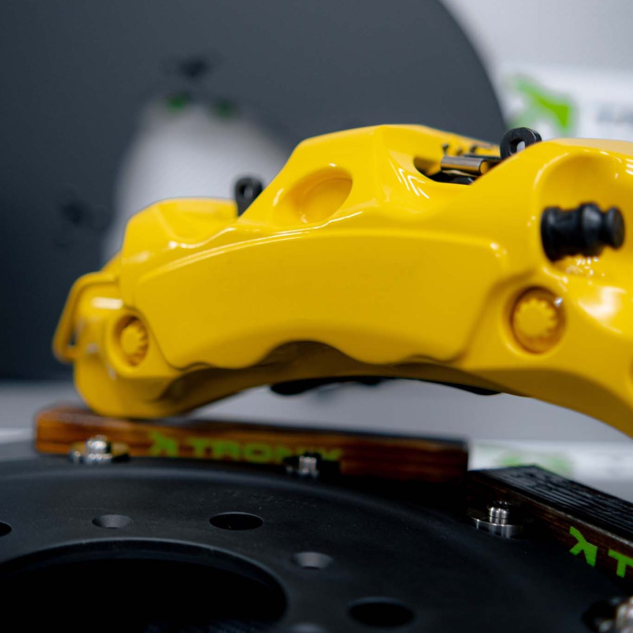Carbon-Ceramic brake system for Lamborghini Urus - TRONIK.AE