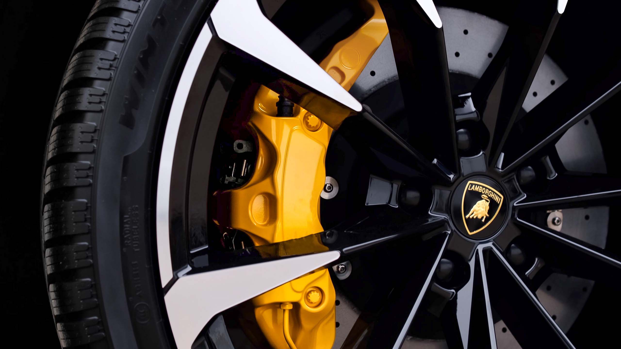 Lamborghini Urus → Carbon ceramic brake system - TRONIK.AE