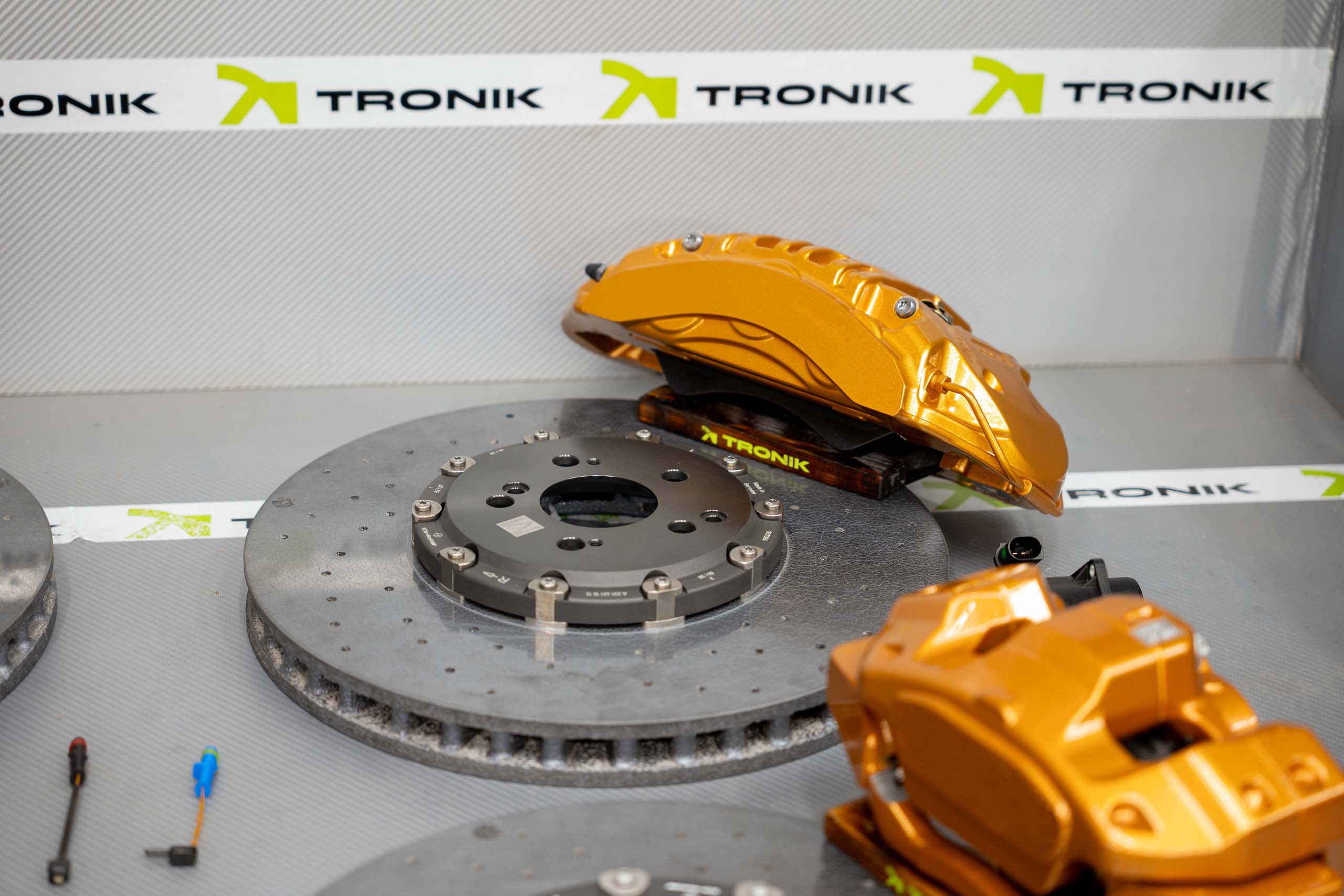 Mercedes-Benz W232 → Carbon ceramic brake system - TRONIK.AE